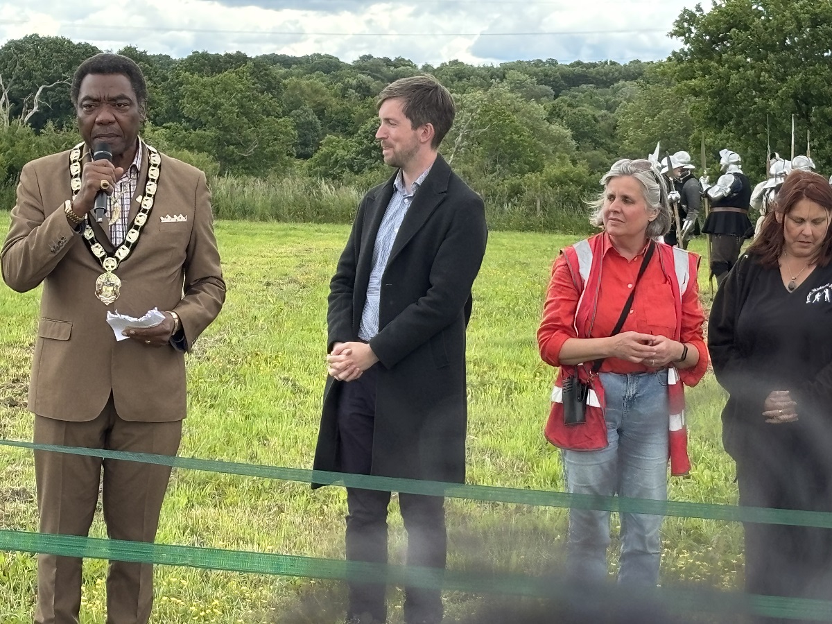 Enlarged site for Barnet Medieval Festival delights hundreds of Wars of ...