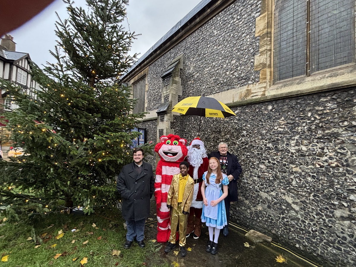 High Barnet’s Christmas tree adds some festive spirit to the High ...